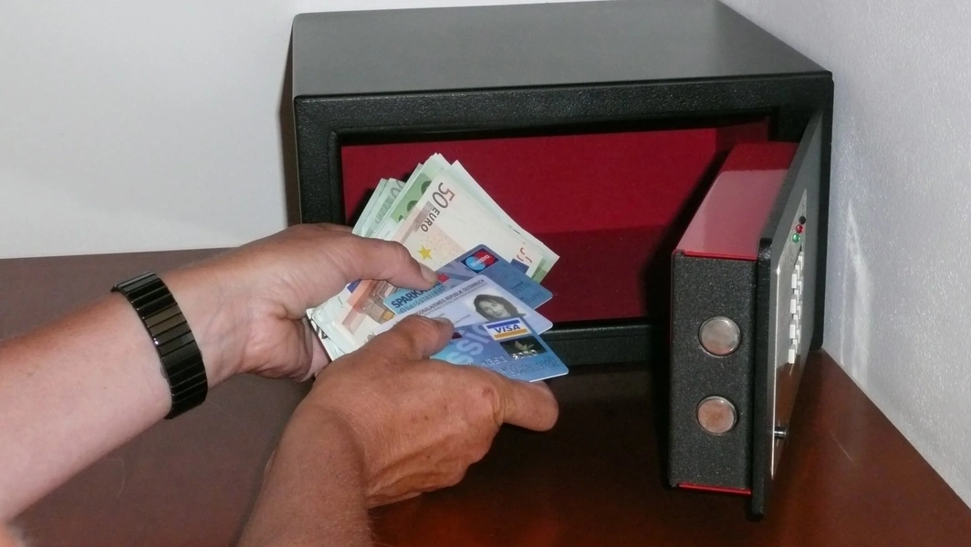 7 risky places to hide cash while traveling