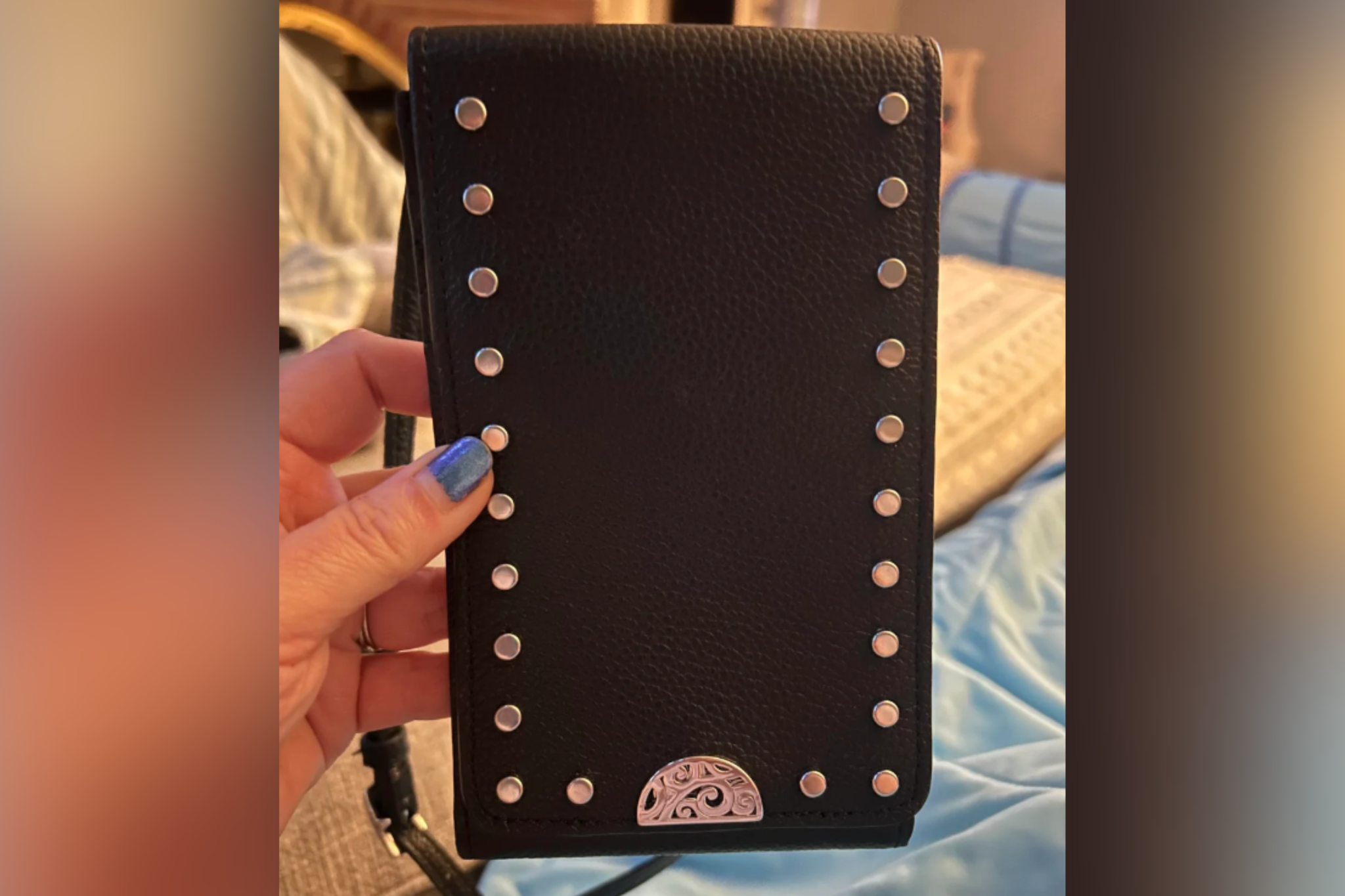 Woman buys purse at thrift store—then sees what’s hidden inside