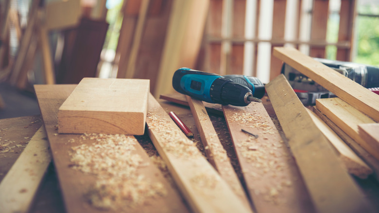 How to determine whether to use wood glue or liquid nails for your home ...