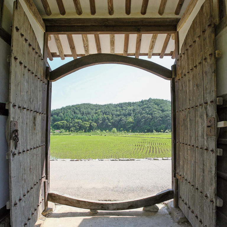 Lee Dong-chun's hanok exhibition captures centuries of heritage