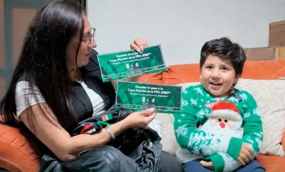 Santi, el niño que conmovió con su suéter navideño y podrá ir al Mundial