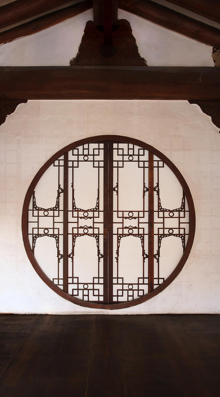 Lee Dong-chun's hanok exhibition captures centuries of heritage