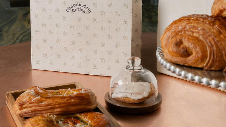 Influencer Emma Chamberlain is opening a delightful coffee shop in ...