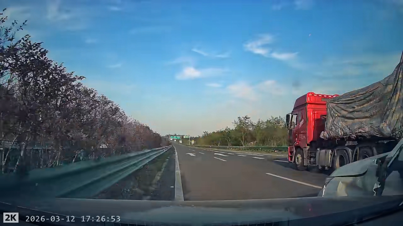 Sudden lane change sparks crash in Guangxi