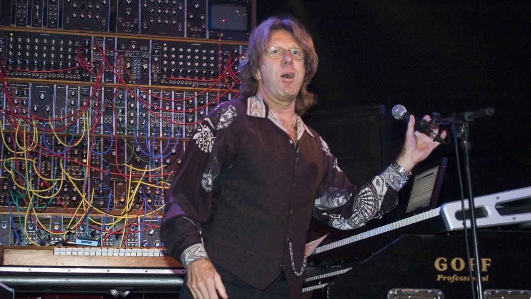 5 rock bands transformed after losing star keyboardists