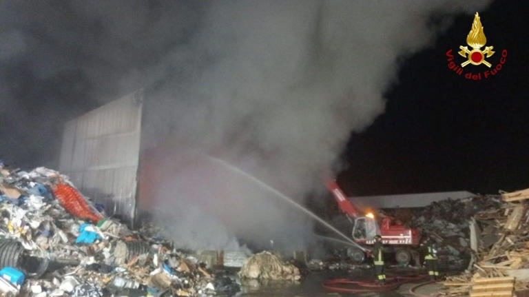Incendio alla ditta Bogi, a fuoco rifiuti pericolosi. Allarme in via ...