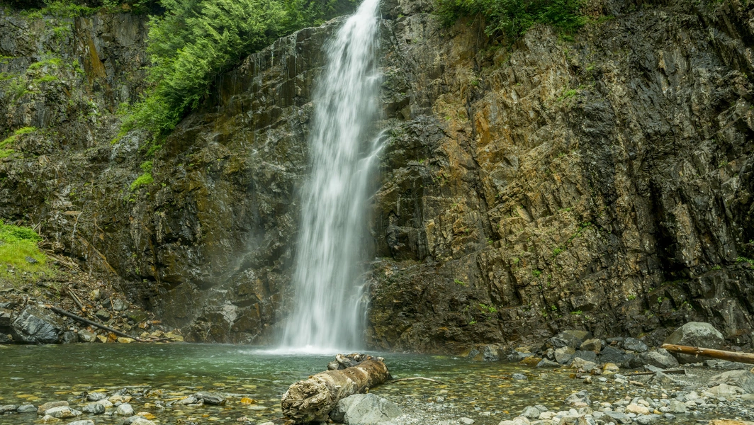 9 easy waterfall hikes across the United States