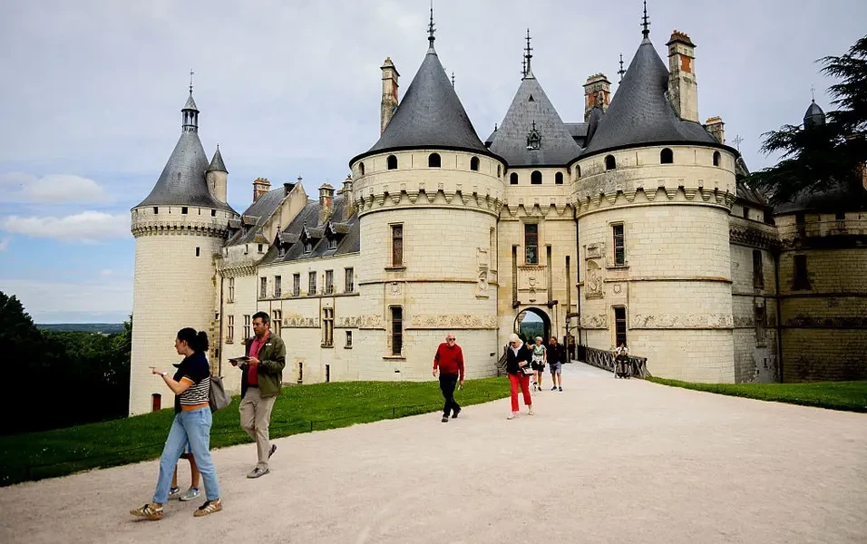 US and Europe castles draw travelers with fairytale allure