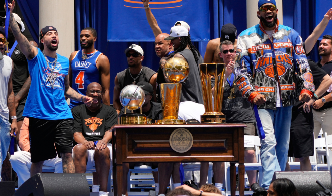 Knicks player mistakenly confused by police during championship parade