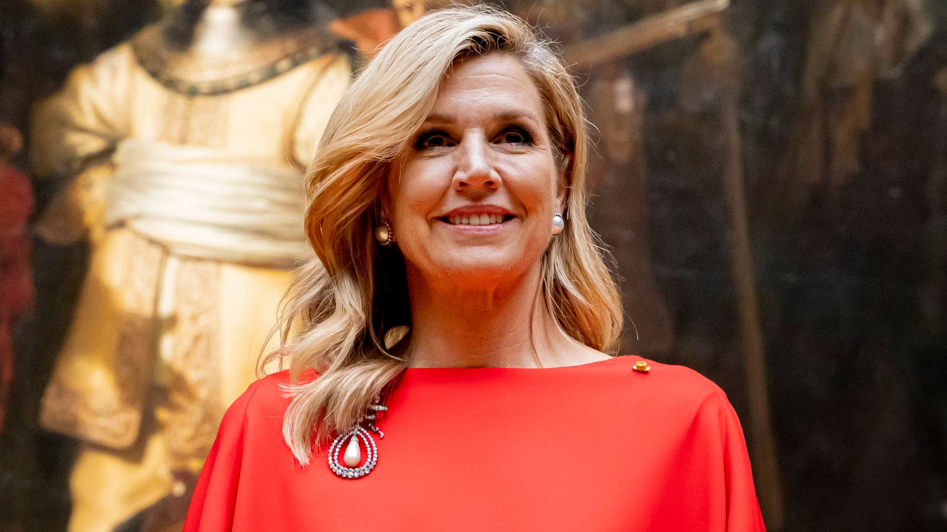 Máxima impacta de rojo en su cita nocturna con el emperador japonés y ...