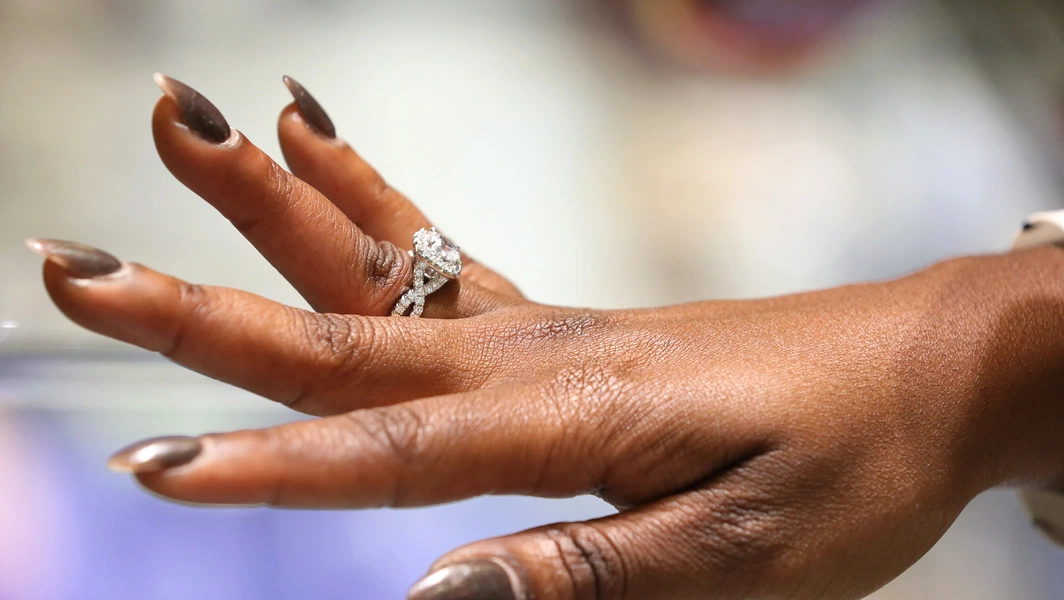 Choosing engagement rings for every hand shape