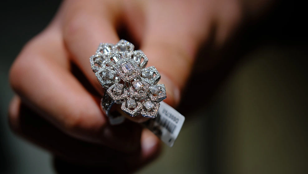 Choosing engagement rings for every hand shape