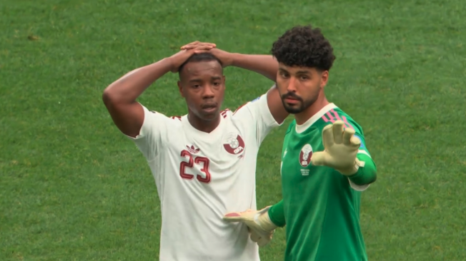 Enorme schok bij Canada - Qatar: speler na horrorblessure van het veld ...