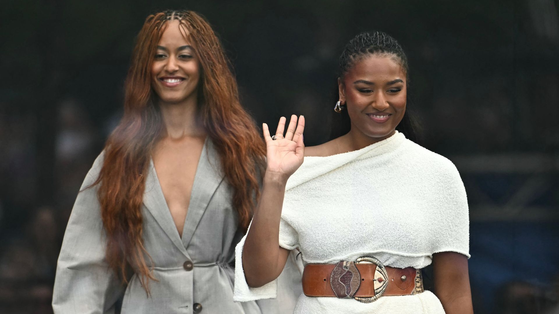De niñas de la Casa Blanca a mujeres adultas: Malia y Sasha Obama hacen ...