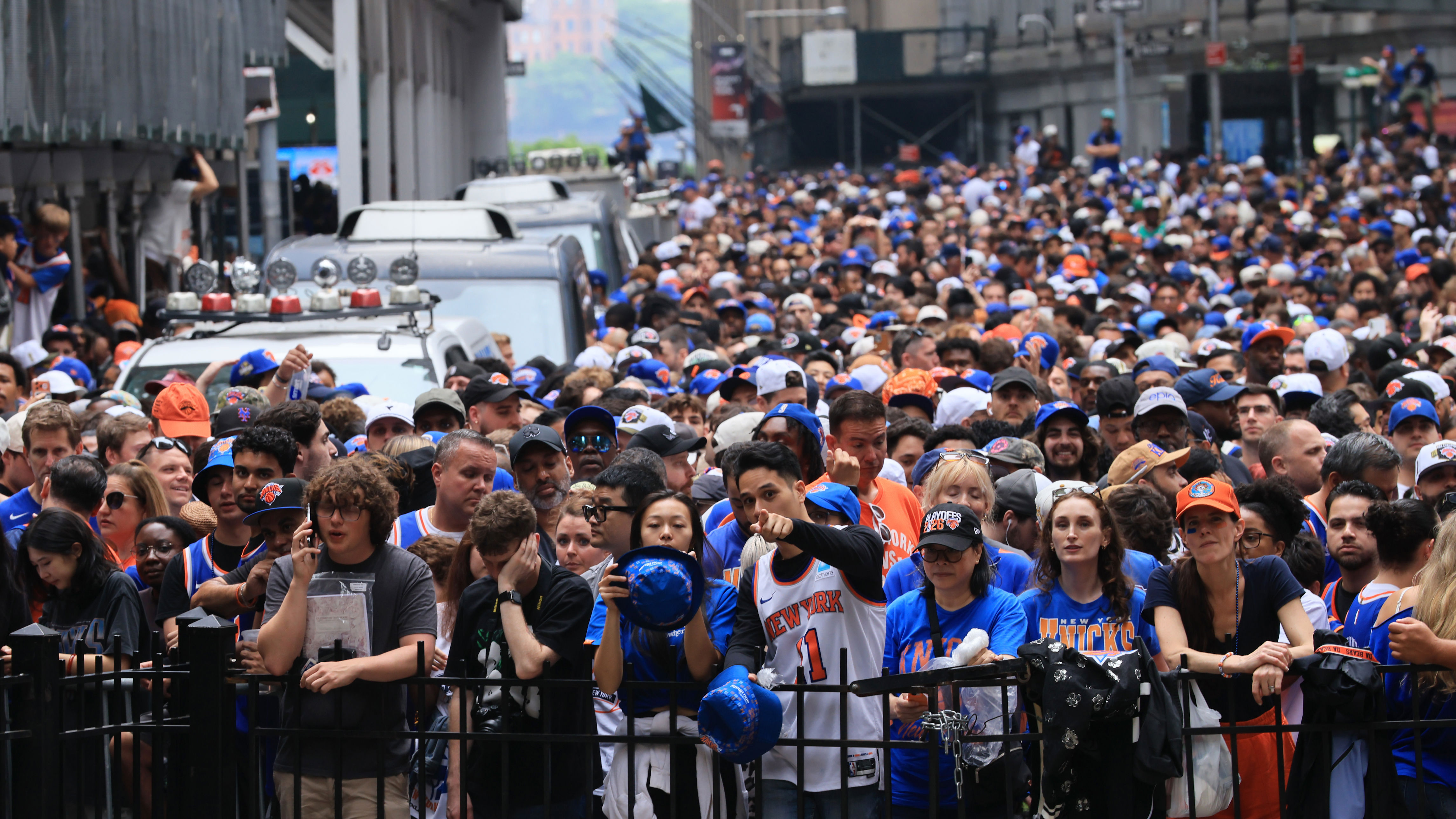 Knicks fan gets pantsed at championship parade, responds by twerking on ...