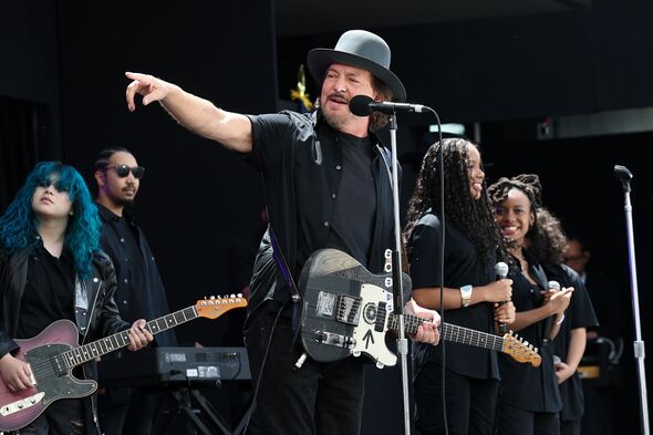 Pearl Jam guitarist Eddie Vedder unrecognizable as he performs at Obama ...