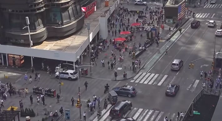 Tiros causam correria na Times Square, em Nova York; suspeito é detido ...