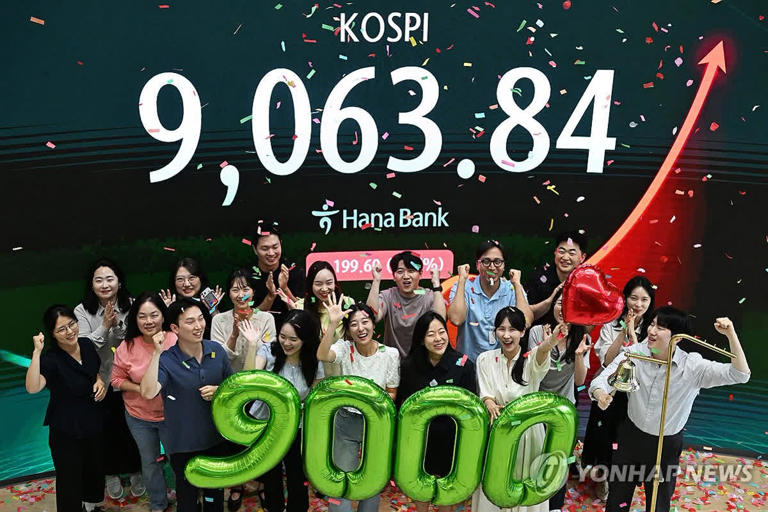 [속보] 코스피, 2%대 상승 9,300선…장중 최고치 경신