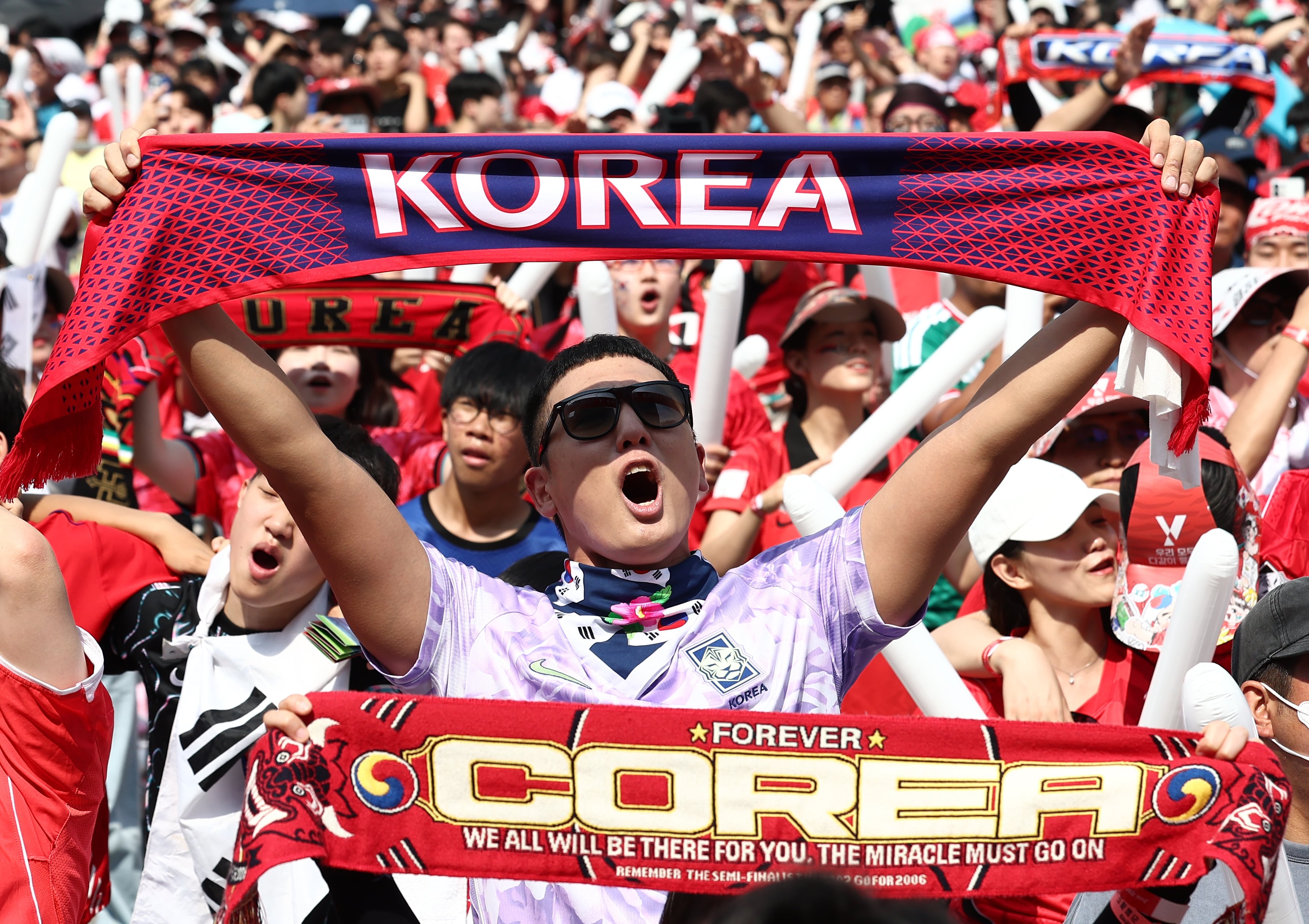 20,000 Red Devils brave 32°C heat at Gwanghwamun for Mexico clash