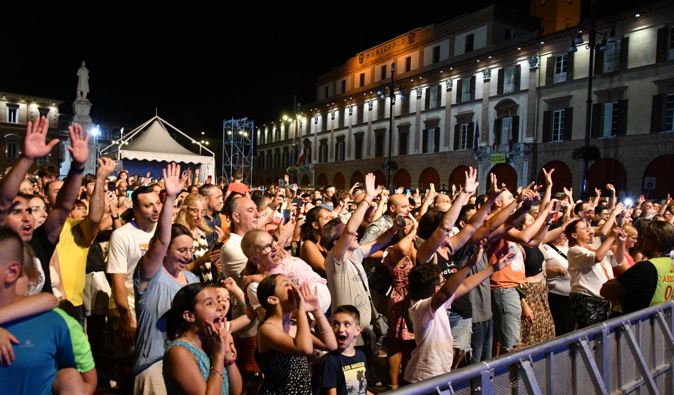 Notte Rosa, arriva Rocco Hunt. Piazza Saffi pronta per il concerto ...