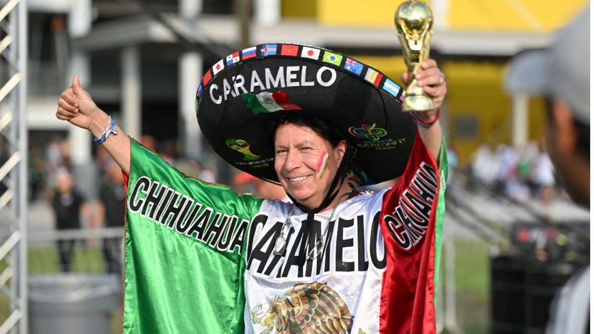 Le llegó el karma: Caramelo pierde su sombrero en pleno partido del ...