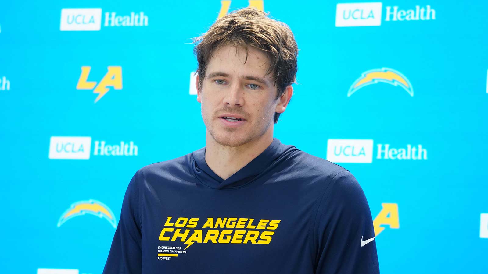 Insider breaks down Mike McDaniel 'challenge' to Chargers' Justin ...