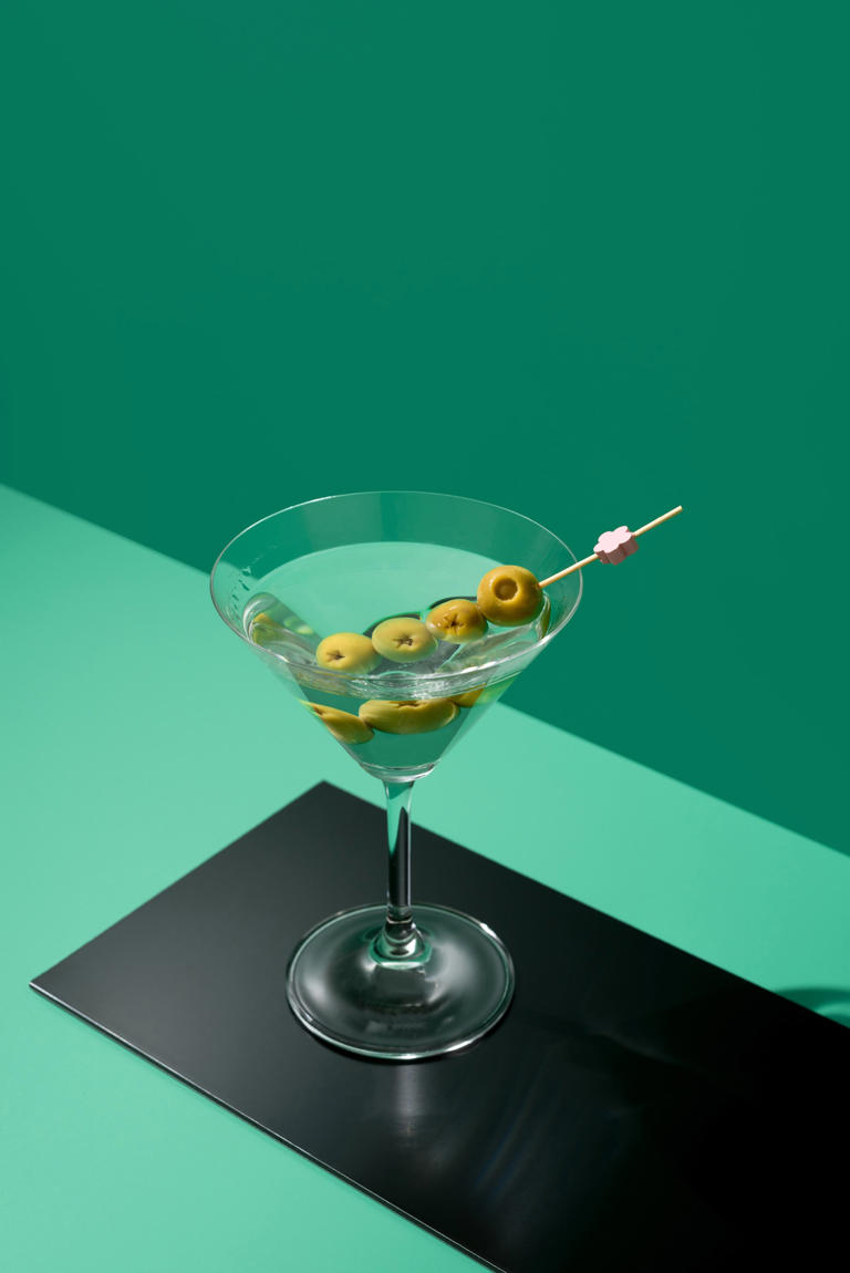 Dry martini: historia, recetas y secretos del rey de los cócteles, un ...