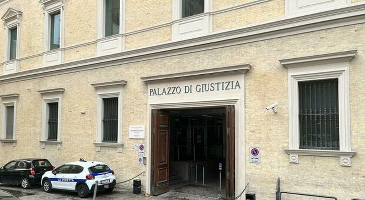 Castelfidardo, stalking e violenza sessuale sulla ex: «Falso, era lei ...
