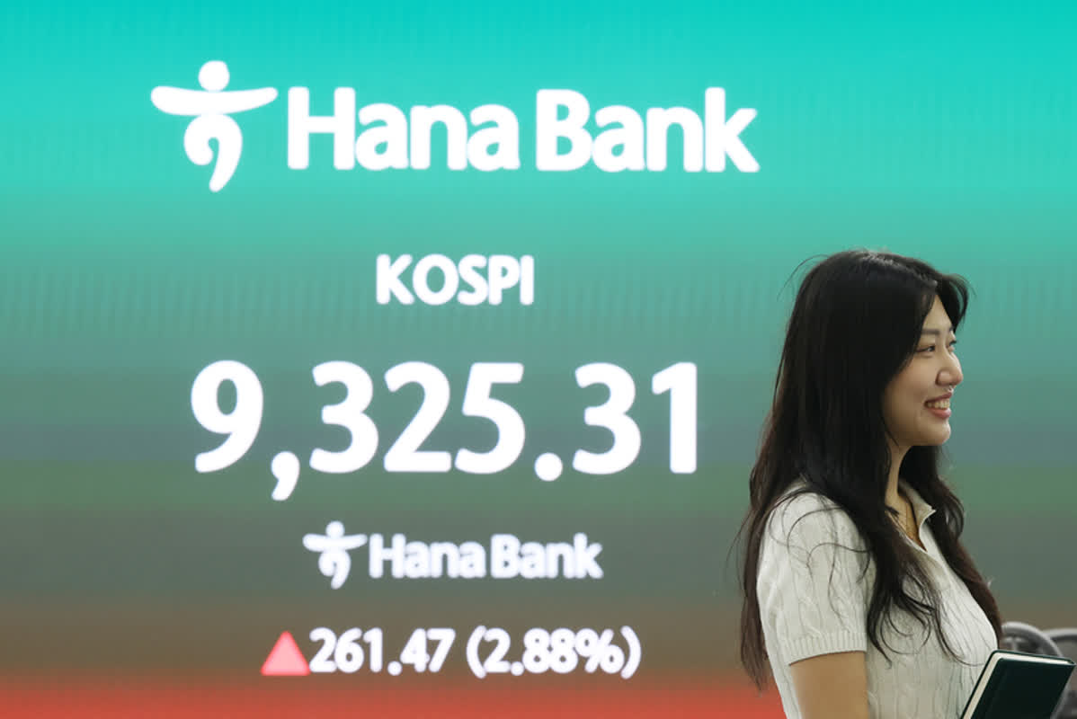 [속보] 코스피, 2%대 상승 9300선 돌파…장중 '사상 최고치' 또 경신