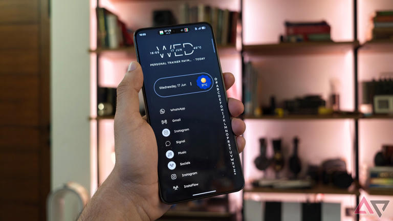 I spent 7 days using a text-only home screen and felt my stress drop