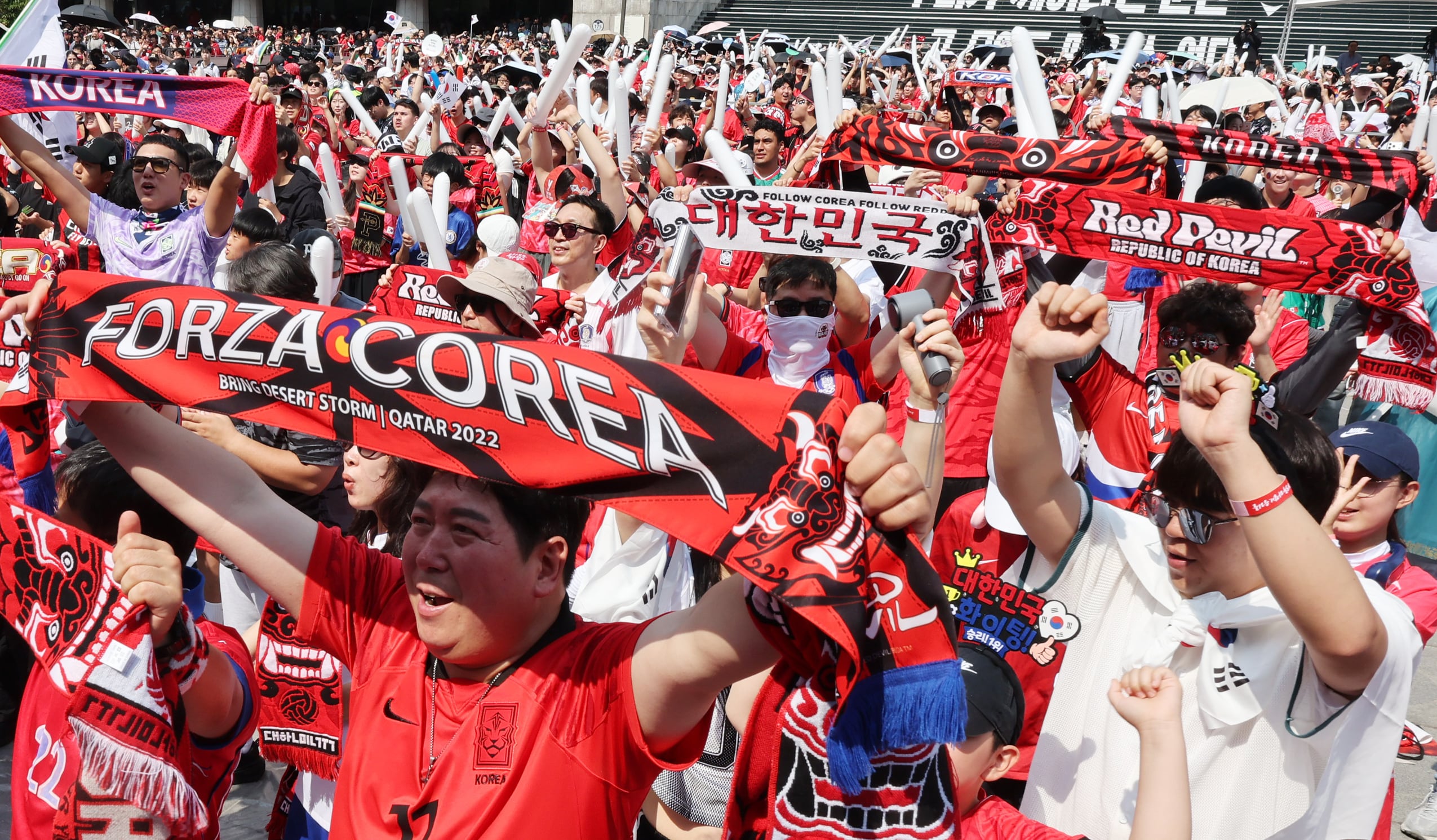 20,000 Red Devils cheer at Gwanghwamun ahead of Mexico match