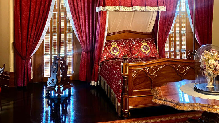 The marriage bed as a political object