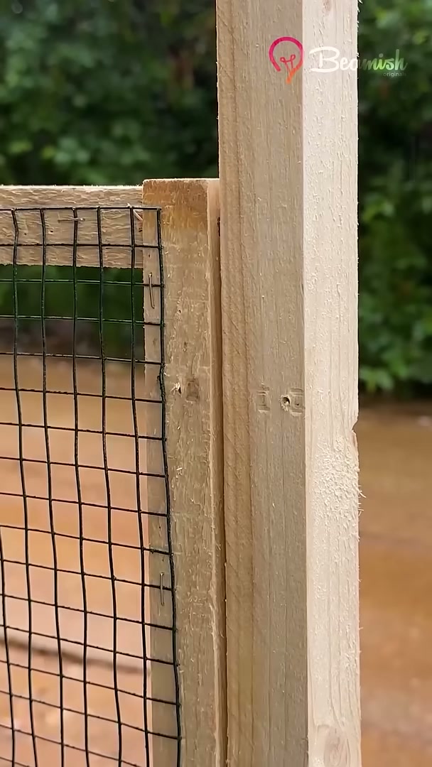 DIY gate hinge using a bike chain #diy #gate #hinge #trick