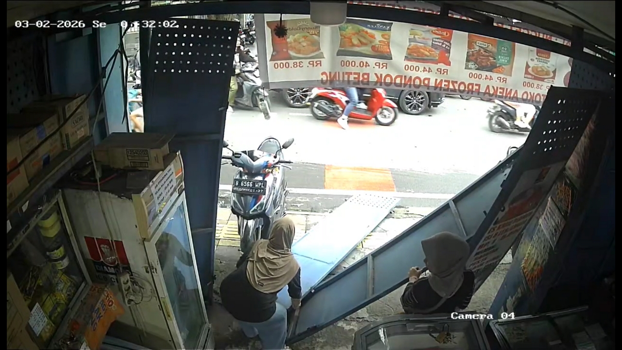 Steel gate collapses unexpectedly in Jakarta