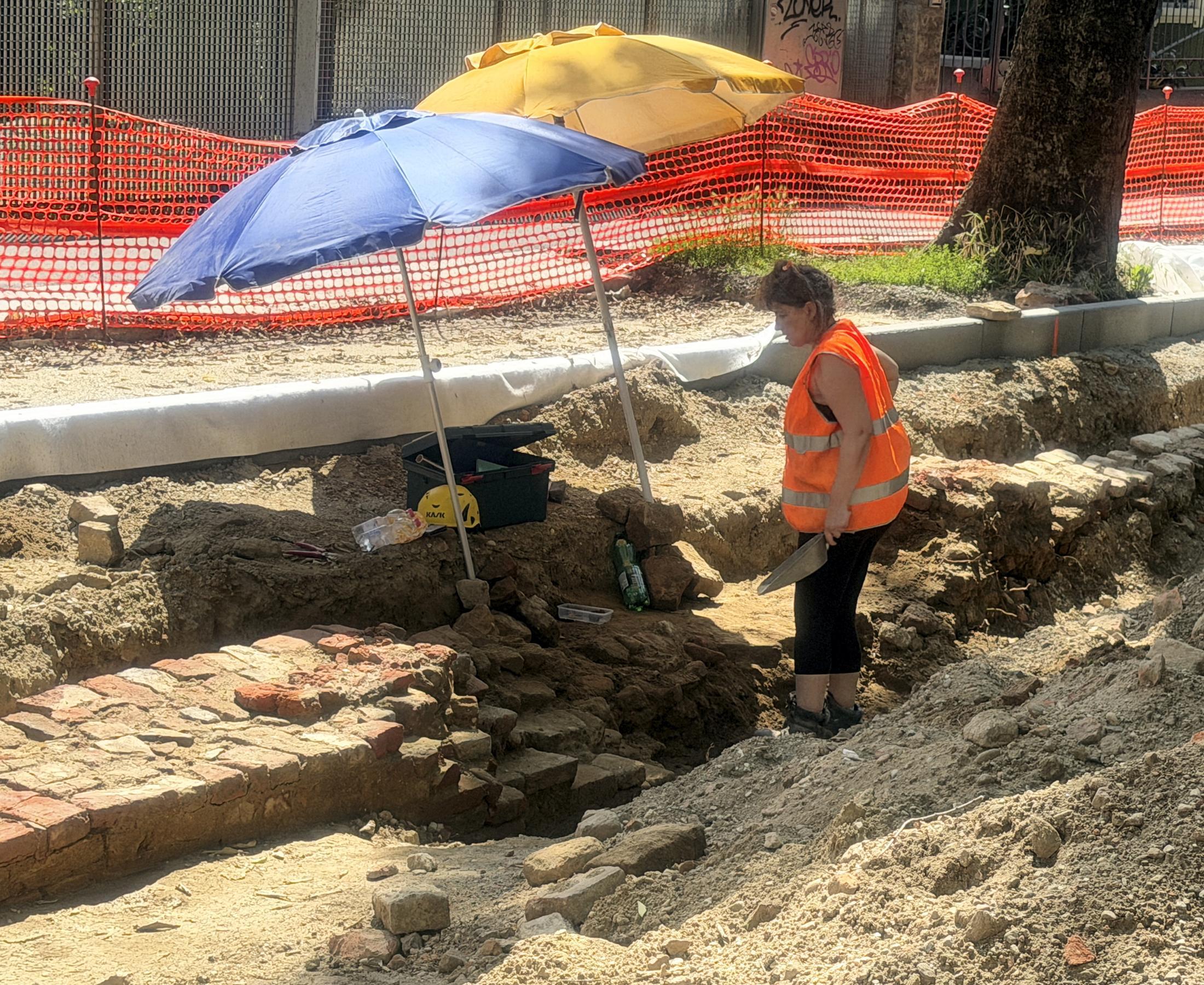 I reperti archeologici fanno saltare l’apertura di viale Gorizia