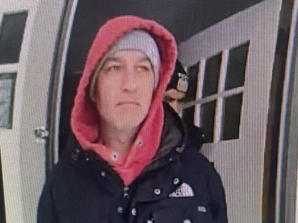 Manhunt underway for 'armed and dangerous' man after 2 hurt in Mississauga