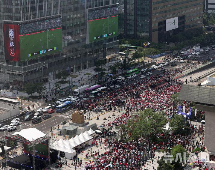 20,000 Red Devils brave 32°C heat at Gwanghwamun for Mexico clash