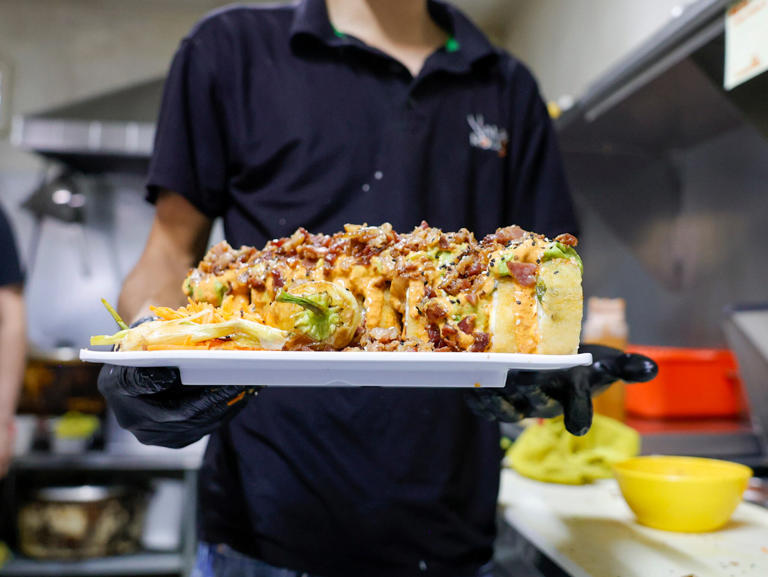 La tradición e innovación marcan el sabor de los rollos de sushi en ...