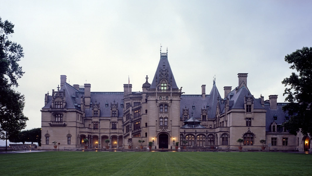 US and Europe castles draw travelers with fairytale allure