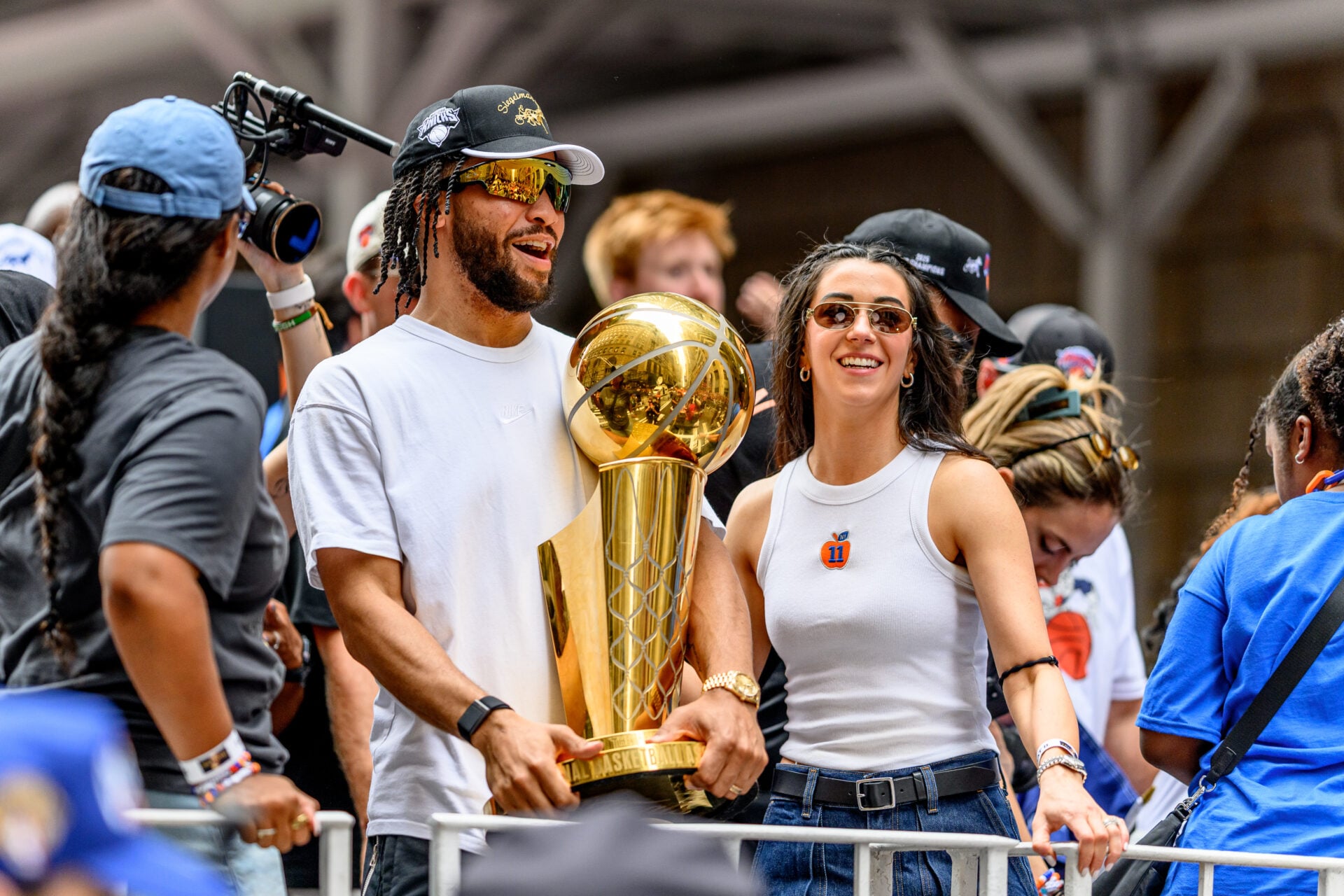 Who New York Knicks stars brought to title parade, including Ali Marks ...