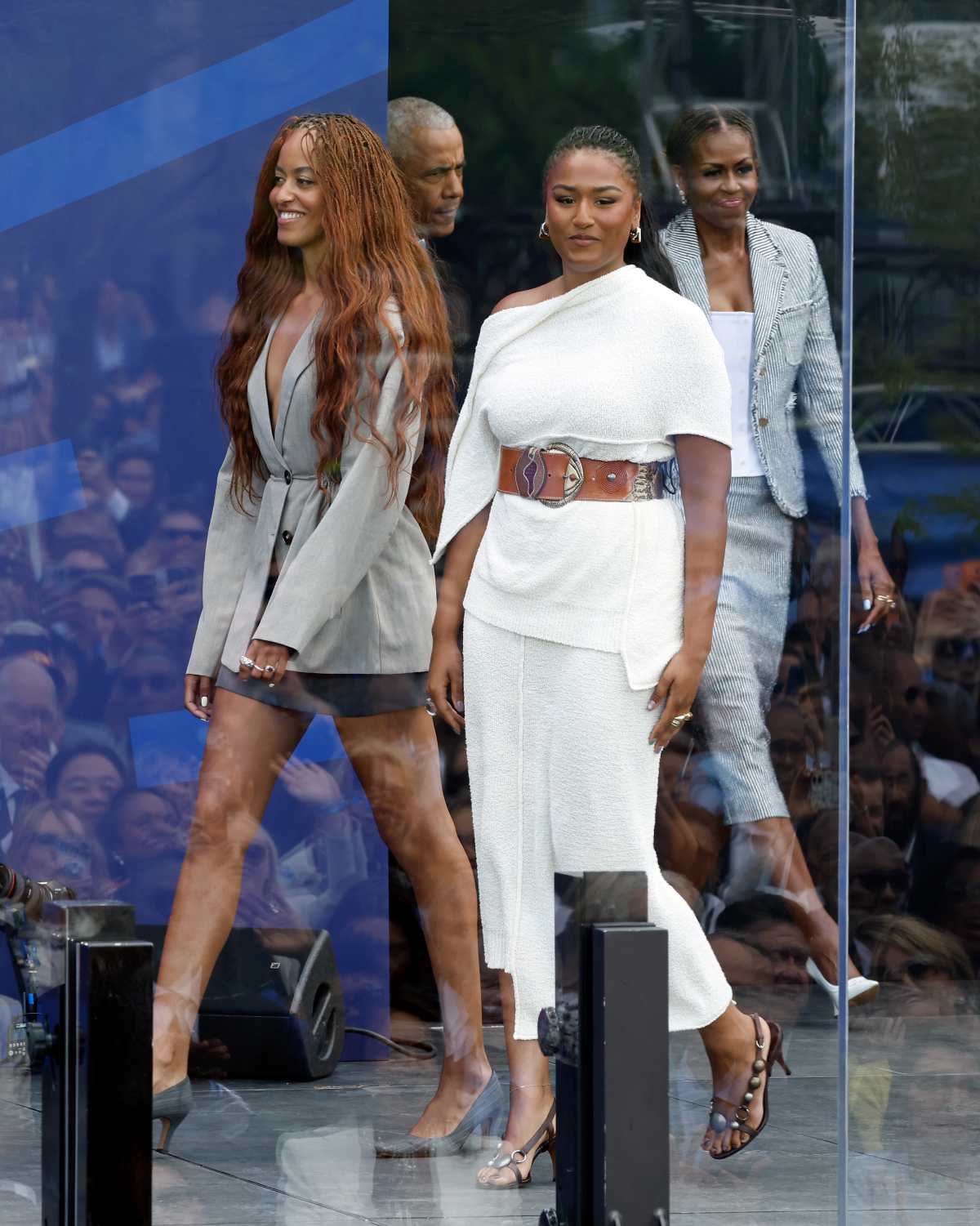 Malia and Sasha burst into laughter over dad Barack's gray hair at ...
