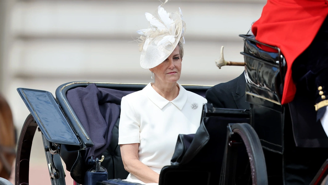 Sophie’s graceful gray hair and elegant 2026 style