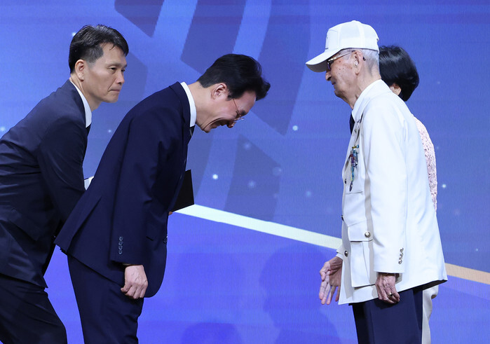 PM Kim attends awards ceremony for patriots, their families