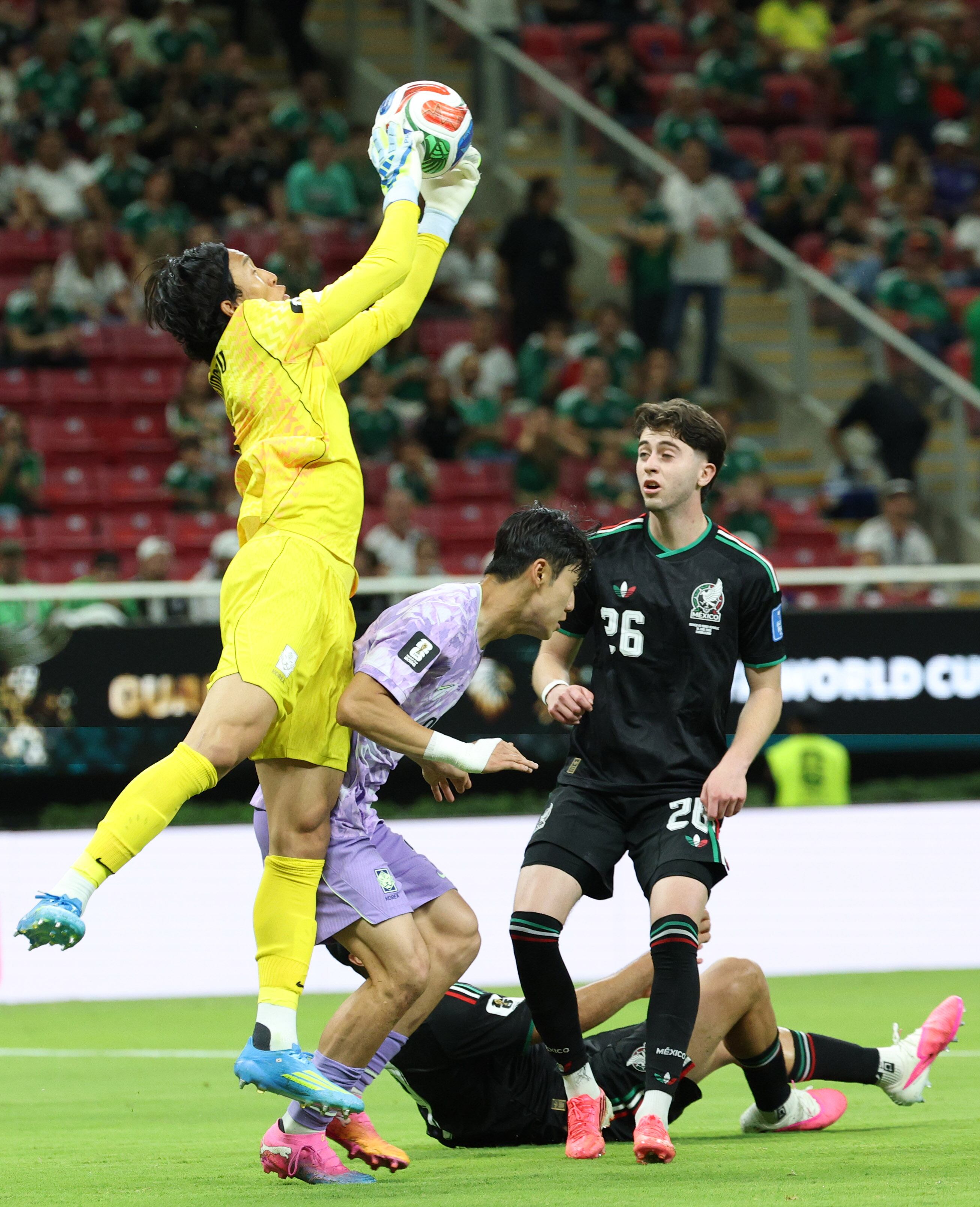 Kim Seung-gyu admits judgment error in World Cup loss to Mexico