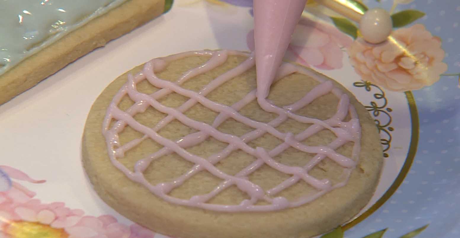 Bakers learn royal icing techniques at UAB's ArtPlay House