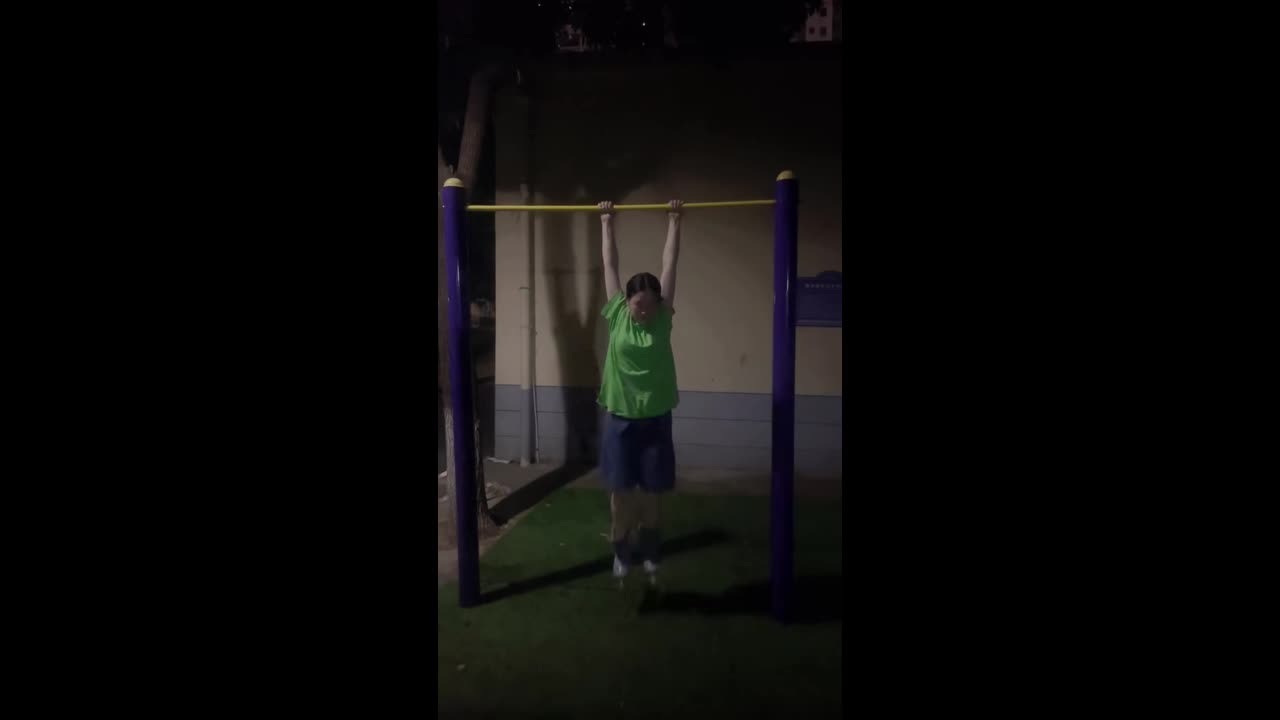Girl slips after jumping from pull-up bar in Hubei, China