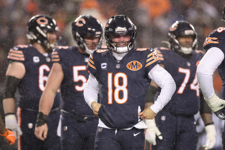Brian Urlacher doesn’t want Bears moving from Soldier Field — or ...