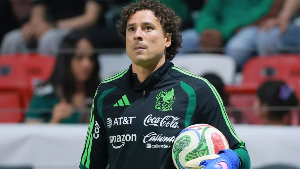 Por qué Memo Ochoa no usa el legacy patch de la FIFA como Cristiano ...