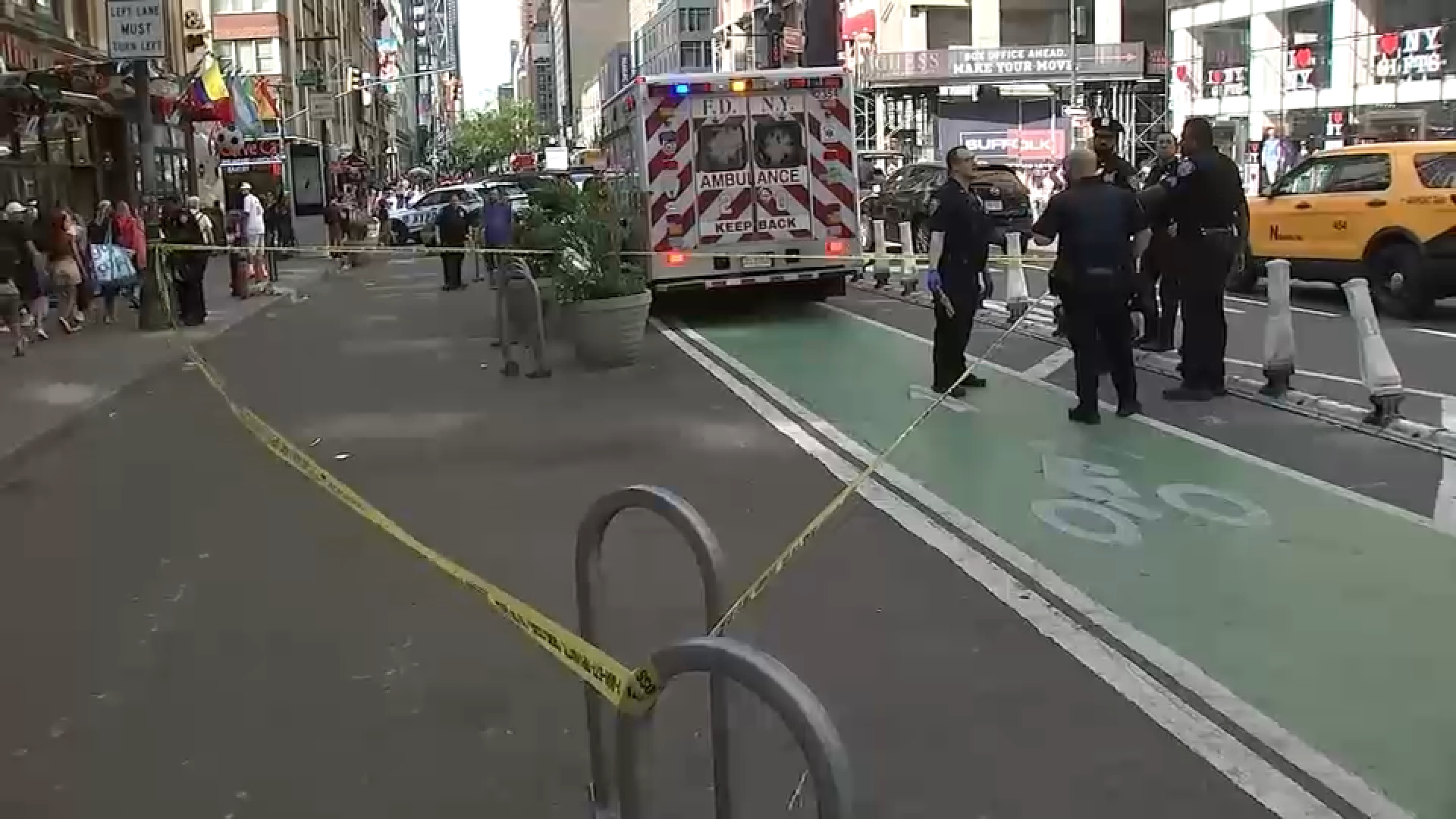 Teen in custody after large fight in Times Square leads to slashing ...
