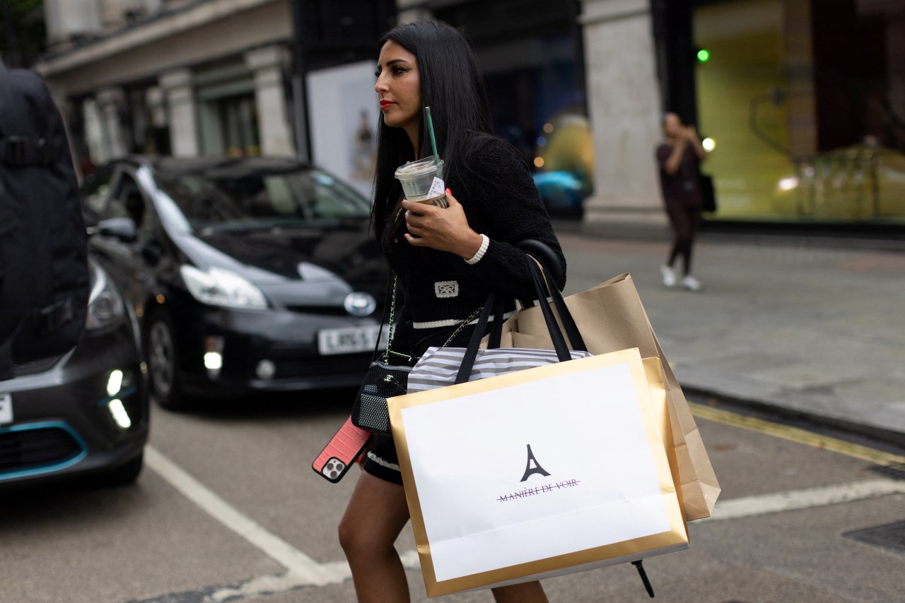 UK confidence holds steady at gloomy level